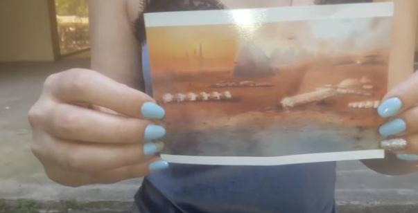 Žena tvrdí, že přicestovala z roku 3812: Jako důkaz ukázala fotografii ...